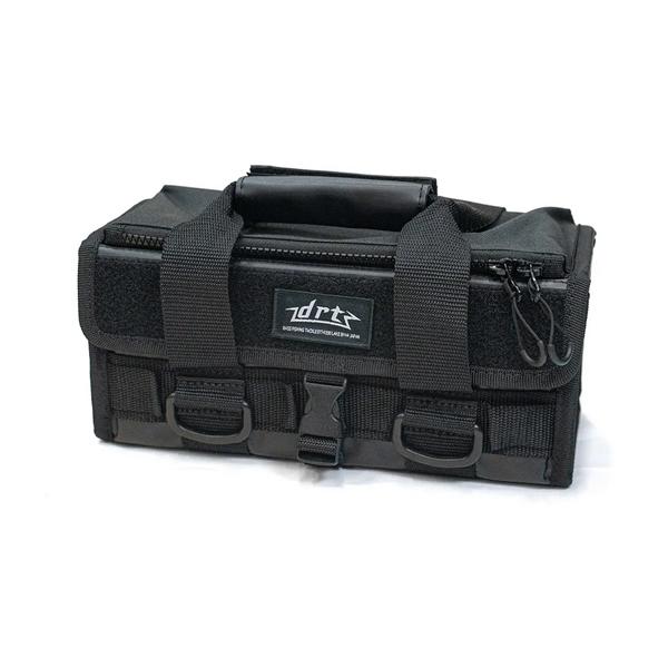 職人さん御用達SK11製の”PACATTO BAG”を釣り仕様にカスタム別注。ターポリン素材?セミハード仕様のボックス構造により、ルアーを直入れしてもフックが引っかかりにくく、そのまま放り込んで収納することが出来ます。天面にはポケットを配置...