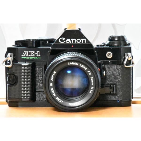 ■カメラ本体、レンズ(FD 50mm f1.4)■コンディション　外観は、キレイです。大きなアタリや目立つキズなく全体的に良好な状態です。光学は、通常使用に伴うチリ、カビ、小ゴミ混入見られますが撮影での支障はありません。動作は、各部とてもス...