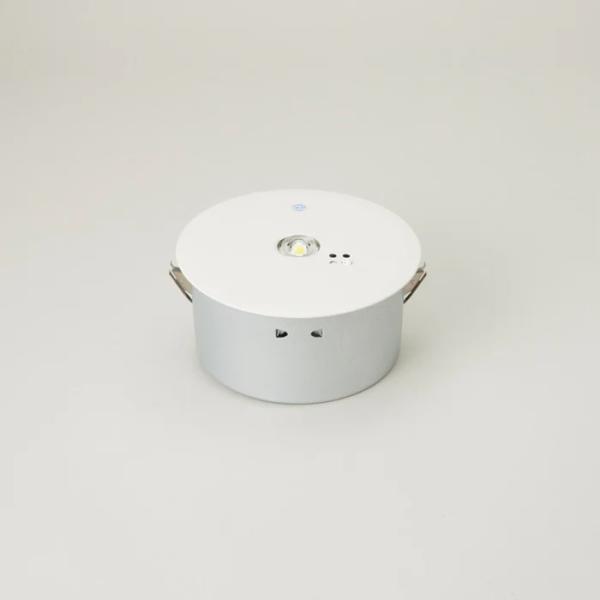 150Φ低天井用の非常照明です。※NNFB91615J後継品型式：NNFB91615C名称：天井埋込型、埋込穴φ150、30分間タイプ・LED低天井用（〜3m）評定番号：LALE-004露出面寸法：170Φ埋込穴寸法：150Φランプ：LED