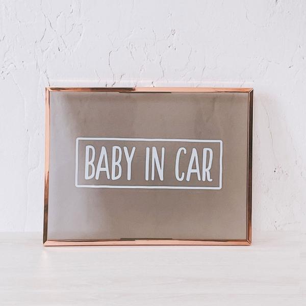 ゆるく可愛いフォントでデザインされた「BABY IN CAR」のステッカーです。大きさも程よいサイズになっています。カッティングシートではなく、透明のステッカーに白の印刷がされたステッカーなので誰でも簡単にリアガラスに貼れます。車間距離保持...