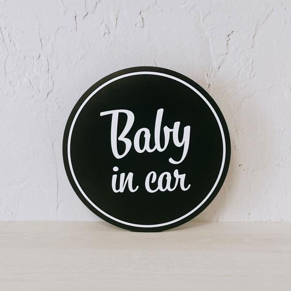 スタイリッシュな筆記体フォントでデザインされた「ベイビーインカー」のマグネットです。大きさも直径12cmで程よいサイズ。マグネットタイプなので必要な時に貼れて、直ぐに剥せます。車間距離保持義務違反の事件が2年程前から急増している為後続車に子...