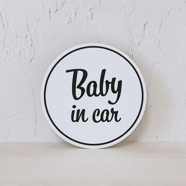 スタイリッシュな筆記体フォントでデザインされた「ベイビーインカー」のマグネットです。大きさも直径12cmで程よいサイズ。マグネットタイプなので必要な時に貼れて、直ぐに剥せます。車間距離保持義務違反の事件が2年程前から急増している為後続車に子...