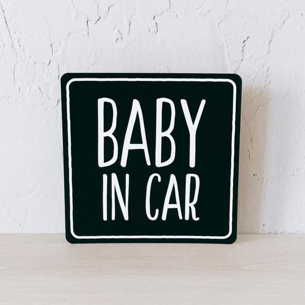 ゆるく可愛いフォントでデザインされた「BABY IN CAR」のマグネットです。大きさも程よいサイズになっています。マグネットタイプなので必要な時に貼れて、直ぐに剥せます。車間距離保持義務違反の事件が2年程前から急増している為後続車に子供が...