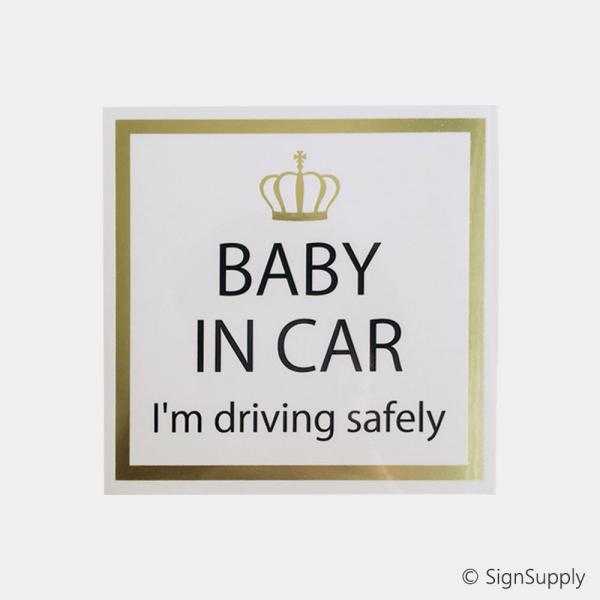 baby in car　I'm driving safely赤ちゃんが乗っています。私は安全運転をしています。縁と冠がゴールドで高級感があり♪派手過ぎずシンプルでとてもカッコいいです！マグネットシートに貼って頂ければマグネットタイプになりま...