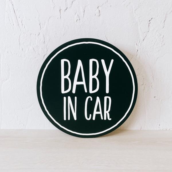 ゆるい丸とフォントでデザインされた「BABY IN CAR」のマグネットです。マグネットタイプなので必要な時に貼れて、直ぐに剥せます！お友達の出産祝いのプレゼントにも最適大きさも直径12cmなので後続車に子供が乗っている事を知らせることがで...