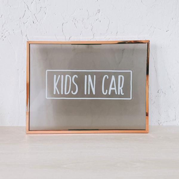 ゆるく可愛いフォントでデザインされた「KIDS IN CAR」のステッカーです。大きさも程よいサイズになっています。カッティングシートではなく、透明のステッカーに白の印刷がされたステッカーなので誰でも簡単にリアガラスに貼れます。車間距離保持...