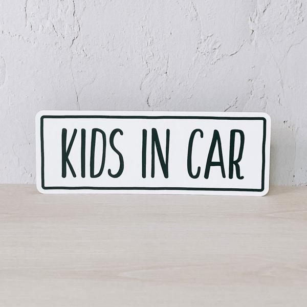 キッズインカー ホワイト マグネット 長方形タイプ KIDS IN CARゆるく可愛いフォントでデザインされた「KIDS IN CAR」のマグネットです。大きさも程よいサイズになっています。マグネットタイプなので必要な時に貼れて、直ぐに剥せ...