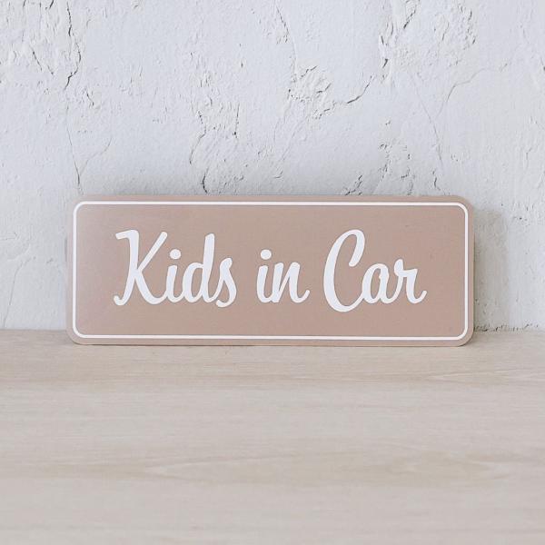 スタイリッシュな筆記体フォントでデザインされた「KIDS IN CAR」のマグネットです。大きさも程よいサイズになっています。マグネットタイプなので必要な時に貼れて、直ぐに剥せます。車間距離保持義務違反の事件が2年程前から急増している為後続...