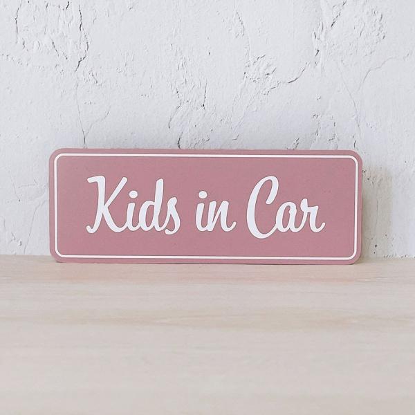 スタイリッシュな筆記体フォントでデザインされた「KIDS IN CAR」のマグネットです。大きさも程よいサイズになっています。マグネットタイプなので必要な時に貼れて、直ぐに剥せます。車間距離保持義務違反の事件が2年程前から急増している為後続...