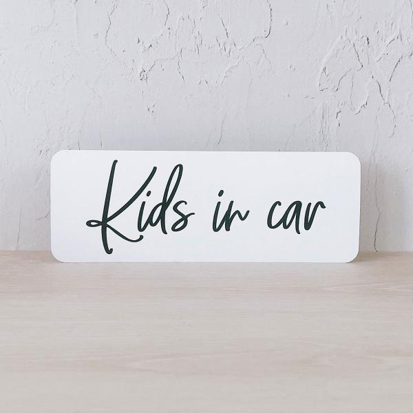 筆記体のKIDS IN CARの文字のみでシンプルなデザイン角を丸くする事で、柔かい雰囲気になっています。マグネットタイプなので必要な時に貼れて、直ぐに剥せます。お友達の出産祝いのプレゼントにも最適です。■カラー：ホワイト■サイズ：縦5.5...