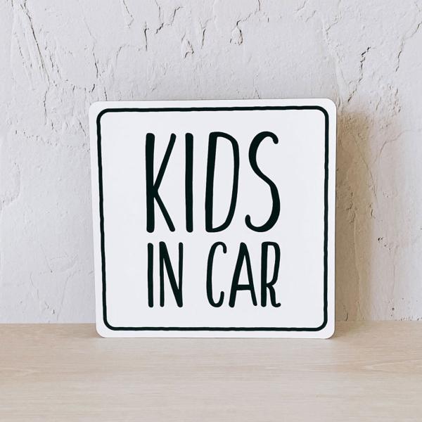 キッズインカー ホワイト マグネット 四角タイプ KIDS IN CARゆるく可愛いフォントでデザインされた「KIDS IN CAR」のマグネットです。大きさも程よいサイズになっています。マグネットタイプなので必要な時に貼れて、直ぐに剥せま...