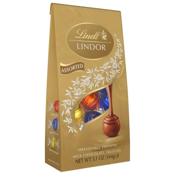 リンツ リンドール アソート チョコレート トリュフは、5.1オンス入りのチョコレートバッグです。 ミルクチョコレート、ホワイトチョコレート、ダークチョコレートの3種を詰め合わせたアソートで、それぞれ異なる味わいを楽しめます。 なめらかな口...