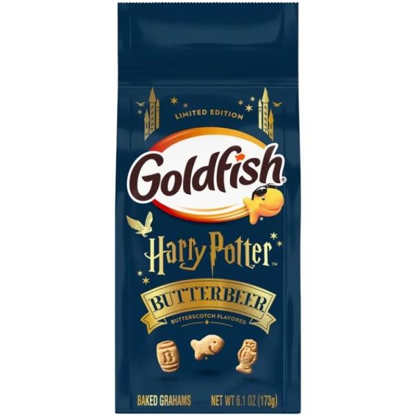 ゴールドフィッシュ ハリーポッター バタービール風味 ベイクドグラハムは、バタースコッチのやさしい甘さが楽しめる期間限定のスナックです。物語の世界観をイメージしたユニークな形で、見た目も楽しみながら味わえます。 サクッとした食感の焼き菓子タ...