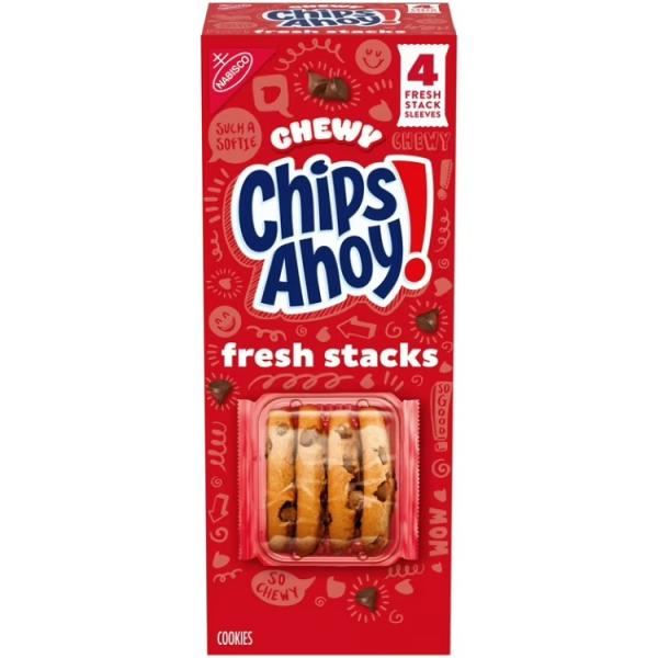 チップスアホイ チューイー チョコレートチップクッキーは、しっとりやわらかな食感が楽しめるソフトタイプのクッキーです。チョコレートをたっぷり使った、甘くて満足感のある味わいが魅力です。 1箱に4枚入りの個包装パックが4つ入っており、持ち運び...