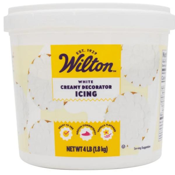 ウィルトン クリーミー ホワイト デコレーター アイシングは、ケーキデコレーションを手軽に楽しめる、すぐに使えるバニラ風味のアイシングです。程よい硬さのミディアムコンシステンシーで、塗り広げやすく、パイピング作業もしやすいのが特長です。用途...