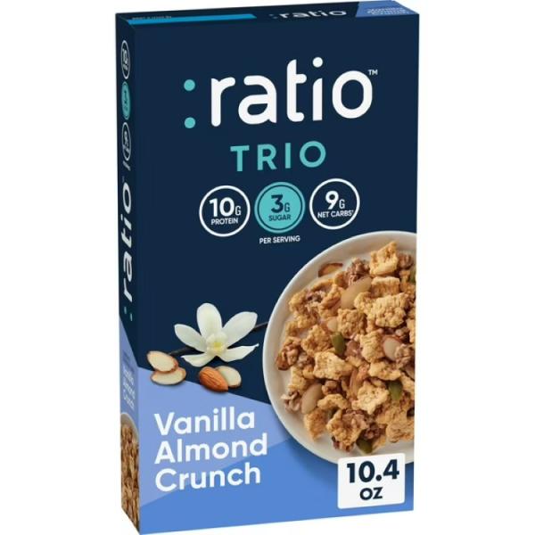 ratio Trio バニラアーモンドクランチシリアルは、バニラ風味のシリアルスクエアとナッツクラスター、スライスアーモンドを組み合わせたシリアルで、1食あたりたんぱく質10g・ネット炭水化物9g・砂糖3g・160kcalです。10.4オン...