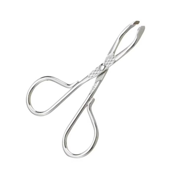 眉まわりのお手入れに使いやすいシザーグリップタイプのツイーザーです。ハサミのような持ち手の設計により、安定して持ちやすくコントロールしやすい仕様。先端は斜め形状のチップを採用しており、細かな部分のケアにも使いやすい設計です。ステンレス製で丈...