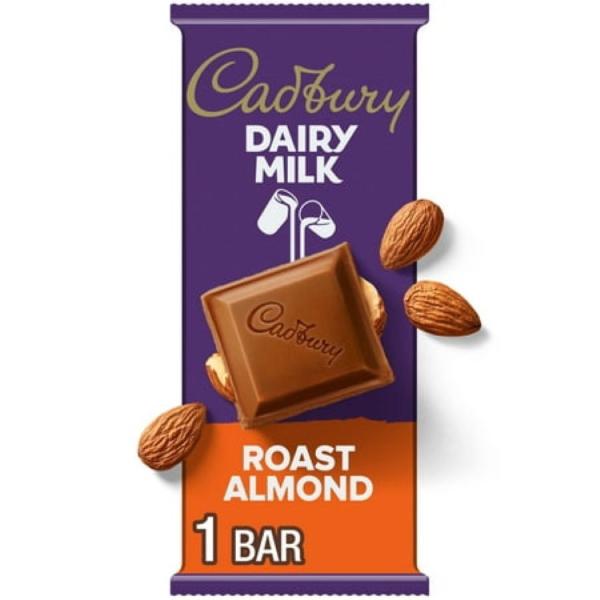 キャドバリー デイリーミルク ローストアーモンド ミルクチョコレート バー 99g。ローストアーモンド入りのミルクチョコレートバーで、食感のアクセントが特長です。