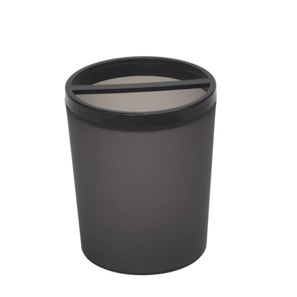 メインステイズ フロストブラック プラスチック歯ブラシホルダー。上部は無地のブラックリム仕様。歯ブラシ、歯磨き粉などを収納できる2つの仕切り付き。バスルームやキッチンに最適。サイズ：3.51×3.51×4.25インチ。手洗い。お子様にも使い...