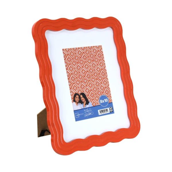 メインステイズ by Becky G. &amp; Alejandraの約13×18cmまたは約20×25cm対応ウェーブフォトフレーム、Mandarin Orange。光沢仕上げの洗練されたウェーブパターンが、空間に海辺を思わせる魅力を加...