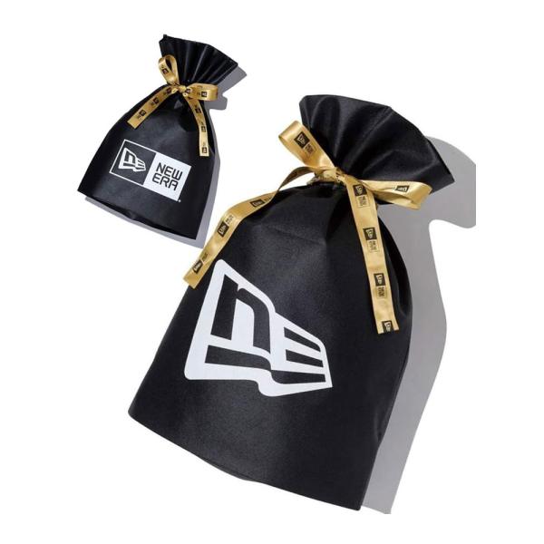 しっかりした不織布製プレゼント用ギフトバッグ。サイズ感も大きめで大容量タイプ。ニューエラ製品を贈りたい時にピッタリ。キャップやハット、薄手のトップス、小物などを簡単にかわいくラッピングできるニューエラオリジナルギフトバックです。[ブランド名...