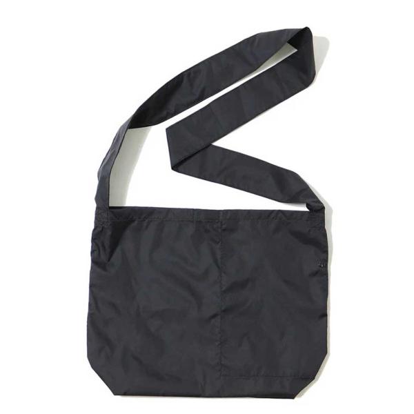 210デニールの軽量で耐久性の高いリップストップナイロンでつくられたショルダーバッグ"ASK THE FABRIC"（生地に訊け）がメインコンセプト。高機能素材を使用して、デザイン性の高いデイリーウエアを提案します。軽くて暖かい、雨風に強く...