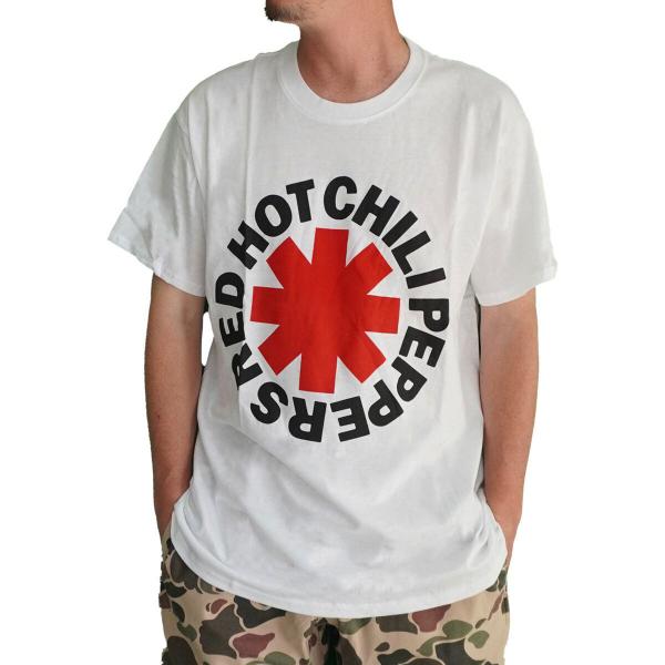 世界的人気ロックバンド「Red Hot Chili Peppers」の定番ロゴをあしらったグラフィックTシャツ。象徴的な“レッドアスタリスク（赤い星）”ロゴをフロントにプリントした、RHCPファンには外せない王道デザイン。シンプルながら圧倒...