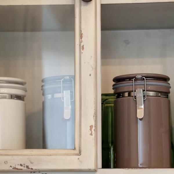 アメリカ最大手のコーヒーチェーンでもコーヒー豆の保存容器として採用されていた実績豊富な商品。高い密封性に加え、光から食品の変質を防ぐ透光性がない清潔感のある陶器のボディはガラスやアクリルの保存容器と比べて食品の劣化を防ぐことができます。湿度...