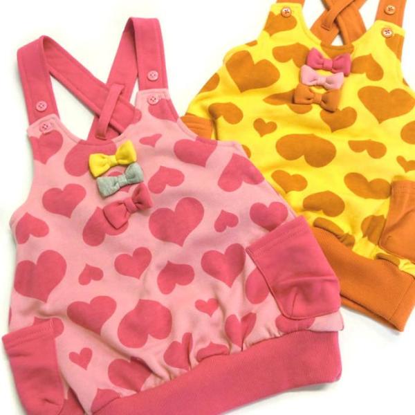 いつも人気のハートの総柄のジャンスカ。胸のリポンモチーフも超キュートです。ポケットは脇にまたがって付いています。肩ひもの長さは、ボタンで2段階に調節可能。後はゴム入りで、程良くフィットします。【カラー】オレンジ・ピンク【主素材】ミニ裏毛【品...