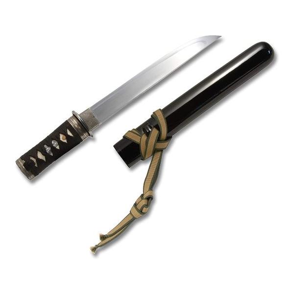 ■全長：39.5cm 刃渡り：21.5cm 重量：420g■刀身材質：合金製　平身造り刀身　直刃刃文■柄下地：朴木　柄：正絹黒糸捻り巻　頭金具：網代図頭金　目貫：大黒図目貫　縁金具：網代図縁金 鍔材質：合金製　桜喰出鍔■鞘：木　黒呂塗■生産...