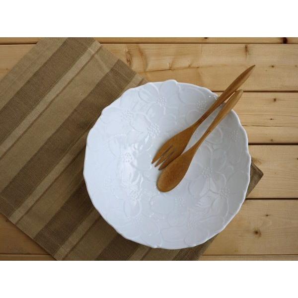 ■光が紡ぎ出す表情豊かな白磁シリーズ。浮き上がる花のレリーフの美しさをお楽しみください。■サイズ：径25x高6cm■生産地：日本■素材・成分：磁器(美濃焼/JAPAN-MINOYAKI)■電子レンジ可能/MICROWAVABLE■食洗器可能...