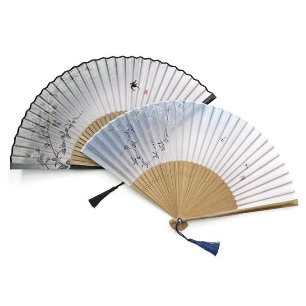 ●閉じた長さ：約22.5cm、開いた状態：約39.5cm●扇　面／綿麻（日本）●扇　骨／竹（中国）●扇子袋／ポリエステル（日本）●加　工／中国■一幅の絵画のような和の空間美・・はんなり色づき、みやびな色に染まる京の春■淡くぼかした色彩のグラ...