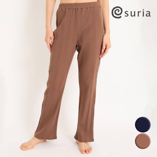 ■特徴suria スリア ヨガウェアリラックスできるストレッチ素材のフレアパンツテレコ素材を使用したパンツ。腰回りから膝まではフィット感があり、膝下からのややフレアなシルエットは足長効果が期待できます。締め付けがなく、リラックスした着心地は...
