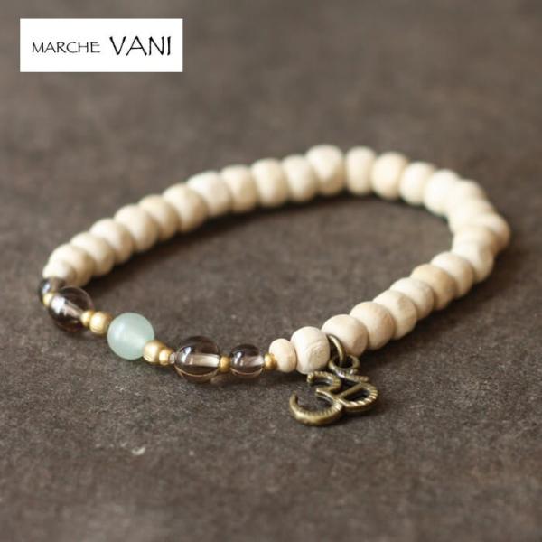 ■素材VANI-ブレスレットクリシュナ神を象徴する、神聖な植物トゥルシー。清らかなトゥルシーを引き立たせるストーンを組み合わせたブレスレット。天然のトゥルシーの特徴として、黒い節が入っているものがございます。■天然石スモーキークォーツ、アベ...