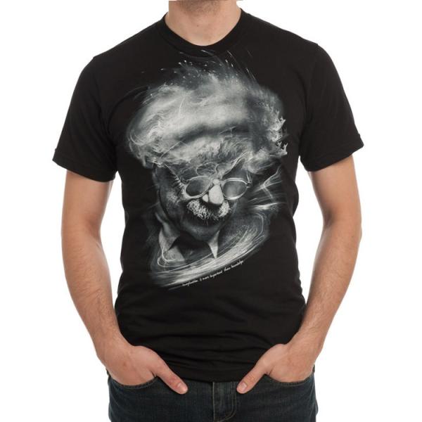 想像力を刺激するシュールかつアートなグラフィックが人気のブランドImaginary Foundation（イマジナリーファンデーション）のメンズTシャツです。ドイツの天才物理学者「アルバートアインシュタイン」の頭がグニャ〜となっています。「...