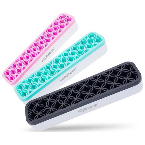 VapeSoon製、マルチファンクショナル・ディスプレイ・スタンド。シリコン製になっており、様々なサイズのアトマイザーやバッテリー、工具や電池等が自由に挿して置いておけます。ありそうでなかった便利グッズ！サイズ：全長21.2cm × 幅5....