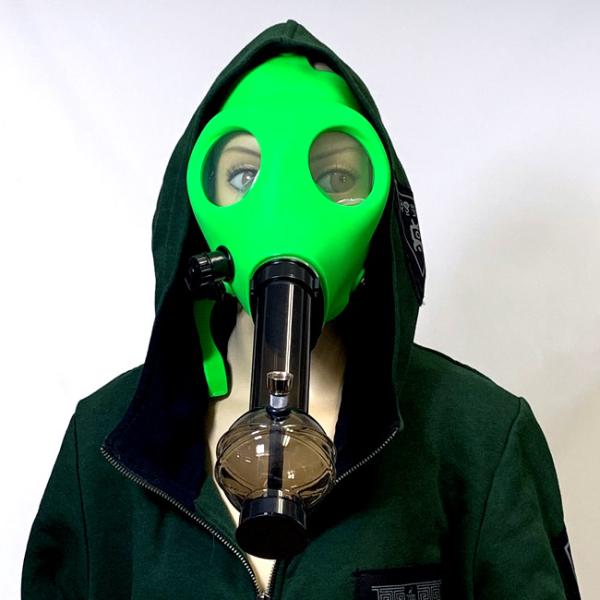 ガスマスクのフィルターとなる部分にボングが付いているユニークアイテムです。頭部にあるヒモは長さを細かく調節できるようになっています。サイドのバルブはストロー付きのボトルをつなげると水分補給が出来ます。一度つけたら煙から逃げられないので普段と...