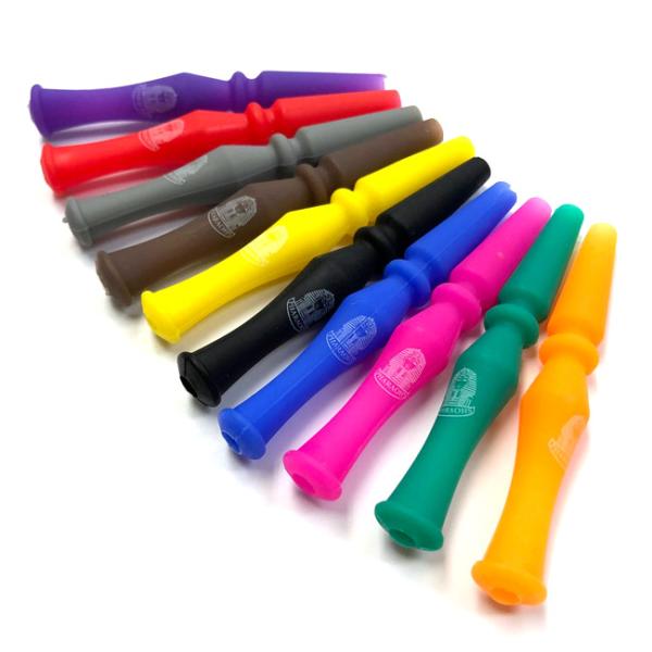 シーシャ、フーカーで使用する炭用のトングです。全長20cm超のしっかりとしたサイズ感。先端はギザギザになっており炭をしっかりホールド、持ち手は木製のカバー付きで熱くなりません。アルミホイルに穴を開けるピン付きです。【詳細】■ 材質：ステンレ...