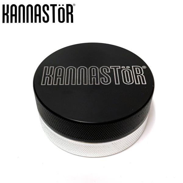 Kannastor （カンナストル）製グラインダー ／ クラッシャーです。しっかりと重量感があり肉厚なフードグレードアルミニウム素材を使用。シンプルな2パーツタイプで、滑らかで均一にハーブやタバコを砕くことができます。専用の収納ポーチも付属...