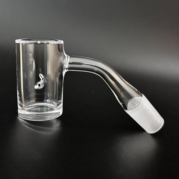 ワックス、ダブリグ用のバンガー（火皿パーツ）です。このバンガーは底が深くフラットトップタイプ。サイドに2箇所の空気穴が空いており、空気の流れを作ることによってタープボール（ダブパール）が回りやすく均一に加熱できます。素材は丈夫な耐熱クォーツ...