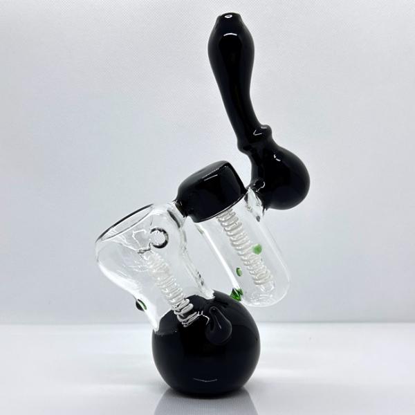 Heady Smoking Pipesの高品質な耐熱ガラスを使用したハンドメイドバブラーです。バブラーはハンドパイプとボングの中間のような存在で、ボングよりコンパクトながら内部に水を入れられるようになっています。こちらはデザイン性も高く、ボ...