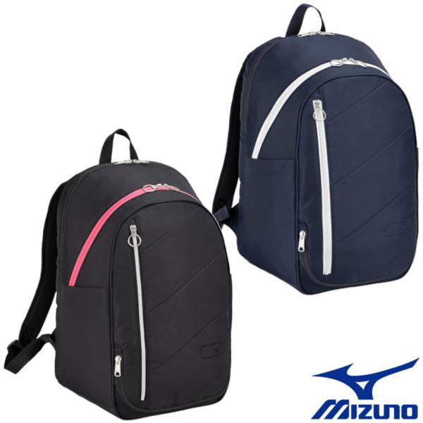 シューズやラケットが入る普段使いもできるバックパック。■品番：63JDB007■カラー：14：ネイビー×ホワイト97：ブラック×ピンク■サイズ：L32×W20×H45cm■容量：約25L■重量：約630g■素材：ナイロン（裏加工PU）、合成...