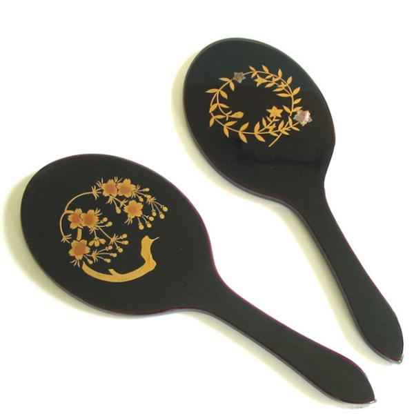 「木製手鏡 漆塗り 蒔絵」は、熟練の職人が手掛けた漆塗りの深い艶と繊細な蒔絵が特徴の逸品です。軽量で持ちやすく、和の美を感じさせるデザインが日常使いから特別な場面まで活躍します。耐久性に優れ、贈り物にも最適。現代の実用性と伝統工芸の美しさを...