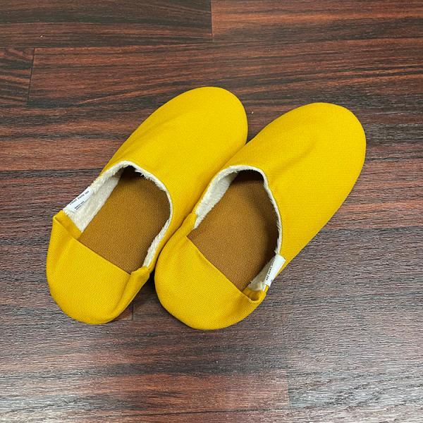 ボア生地を使用した冬に暖かいバブーシュです。ボア生地は甲裏のみに使用していますので、厚めの靴下を履いても窮屈感なくお使いいただけます♪【サイズ】 キッズ：16〜18cm　　　　　Ｓ：21〜23cm　　　　　Ｍ：23〜25cm　　　　　Ｌ：2...