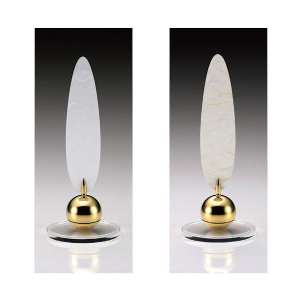 優しい音色を身近で感じられる卓上型風鈴。シンプルなデザインで、どんなシーンにもぴったり。風を受けて奏でる心地よい音色が癒しのひとときを届けます。・本体[サイズ]Φ40×H200mm[カラー] ゴールド（白）／ゴールド（生成り）[材質] 本体...