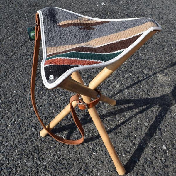 いつでも誰でもどこへでも簡単に持ち運ぶことができる、座面のブランケット柄がほかに二つとないアソートカラーのスツール【サイズ】高さ：50cm【材質】座面ブランケット：アクリル90％　ポリエステル10％　　　　座面パイピング＆裏面：カウハイド（...