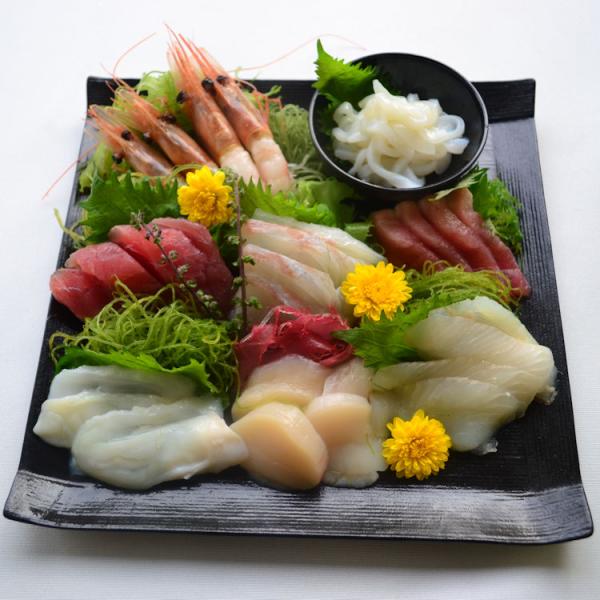 天然マグロを中心に海鮮を扱う老舗仲卸「鈴富」の場外直営「すし富」厳選の豪華刺身盛合せです。御祝ごとやお正月料理に！【内容】メバチ鮪中トロx4切れ、メバチ鮪赤身x4切れ、真鯛x4切れ、平目x4切れ、帆立x4切れ、活タコx4切れ、甘エビx4尾、...