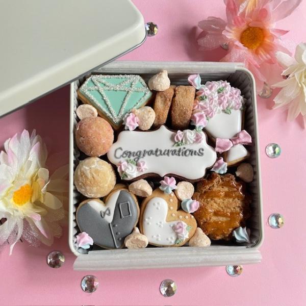 アイシングクッキー　クッキー缶　焼き菓子　クッキー　クッキー詰め合わせ　ギフト　結婚祝い　婚約祝い　入学祝い出産祝い　内祝い　プチギフト　アイシング　ハートのクッキー■内容量約180g■原材料名小麦粉　粉糖　乳　卵　アーモンド　ストロベリー...