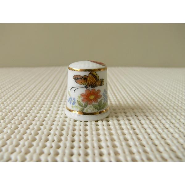 指貫（ゆびぬき）とは布を縫う際に指にはめて使用する裁縫道具です。指貫は欧米では結婚のお守りや女性に幸せをもたらすアイテムといわれており陶器製の指貫は収集家にも人気です。今回ご紹介するのは釣鐘型の陶製指ぬきその昔日本からアメリカやヨーロッパへ...