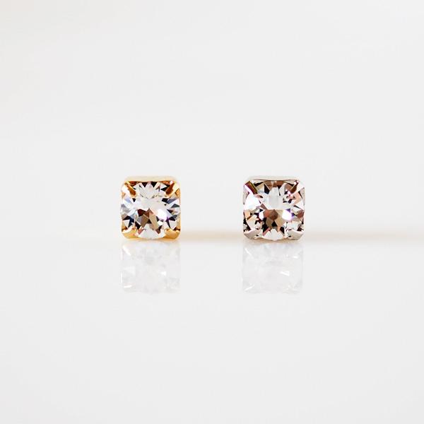 貼るピアスをご存知ですか？肌に優しい医療用両面テープ(シール)を使って耳に貼る新感覚のアクセサリーです。シールを貼り替えれば、本体は繰り返し使用できます。金具で耳を挟まないので、全く痛くないのが特徴です。「想像以上に落ちない」「落ちにくい」...